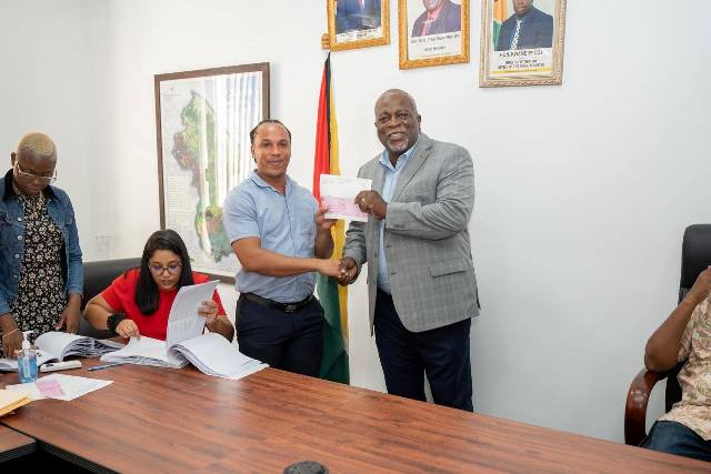 Public Servants begin receiving $100,000 cash grant » Around the Regions